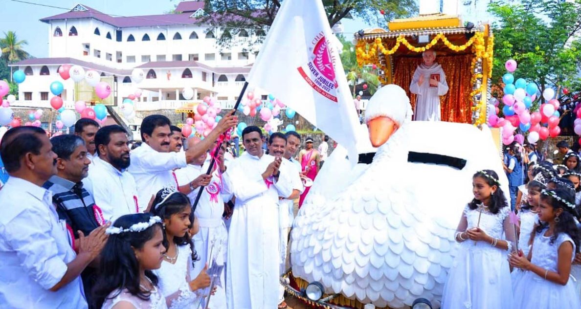 ലഹരിക്കെതിരെ താക്കീതുമായി ചാവറ സ്കൂൾ വിദ്യാർത്ഥികളുടെ വിളംബര ഘോഷയാത്ര ...